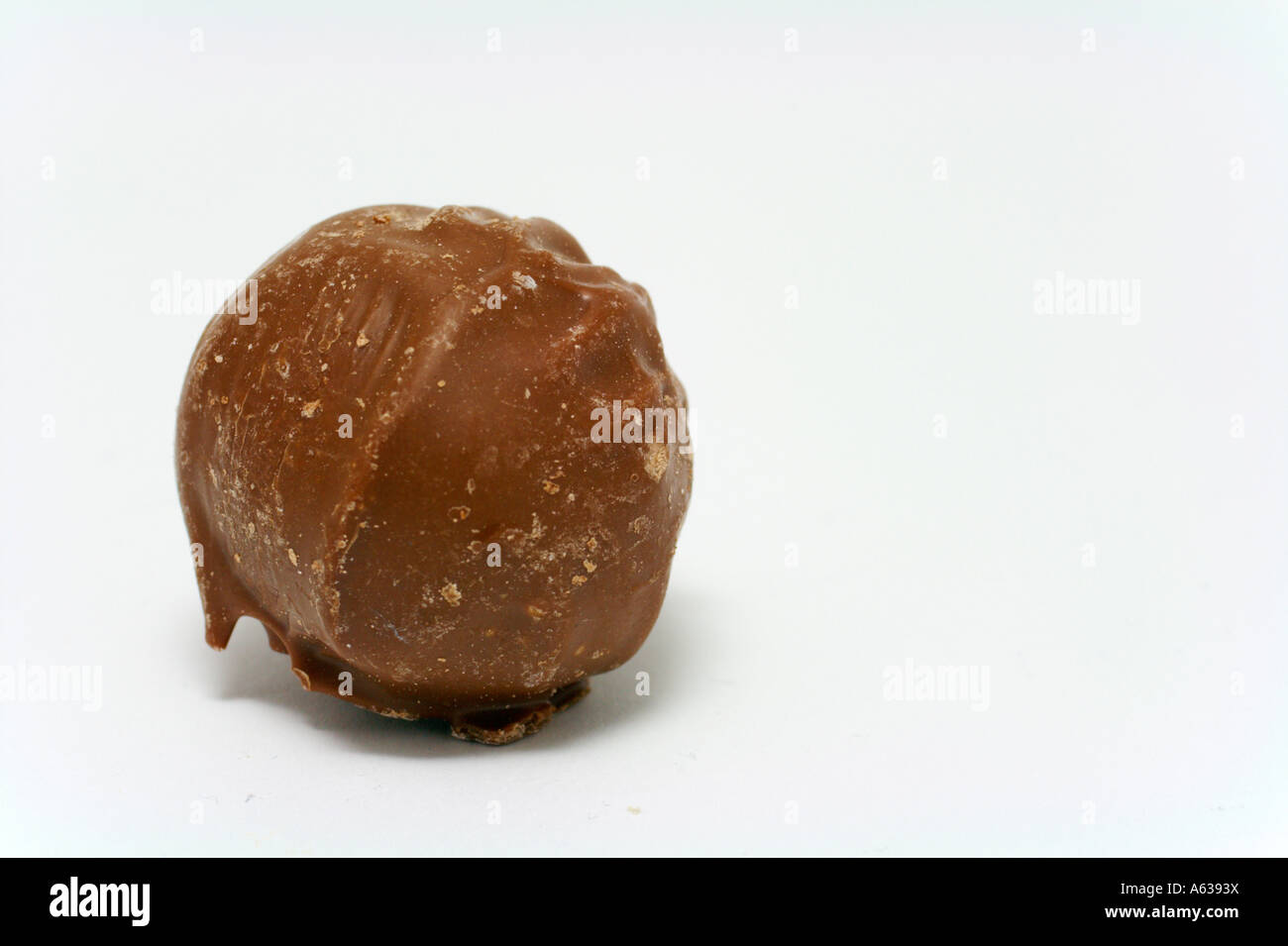A single chocolate truffle Stock Photo - Alamy