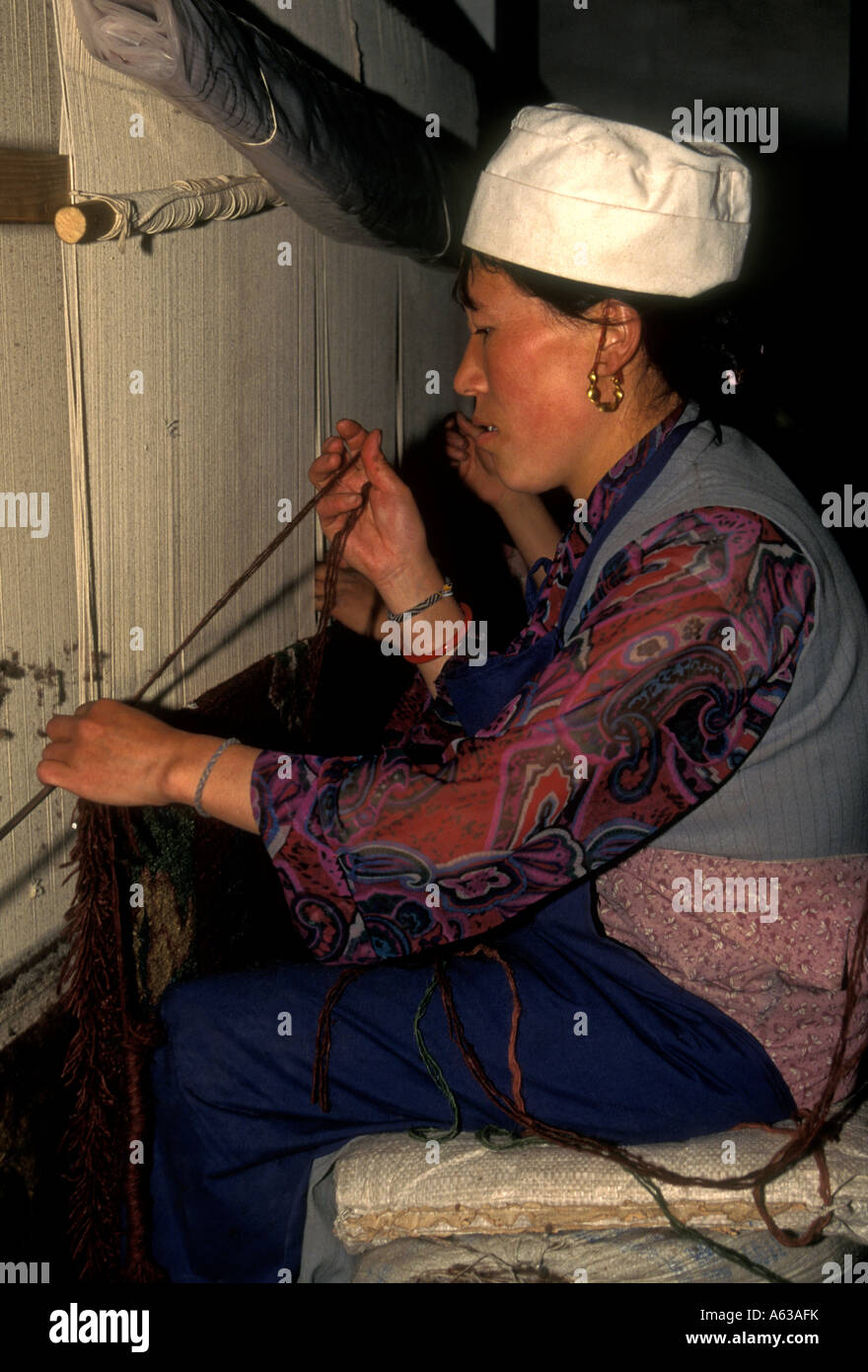 Chinese weaving loom hi-res stock photography and images - Alamy