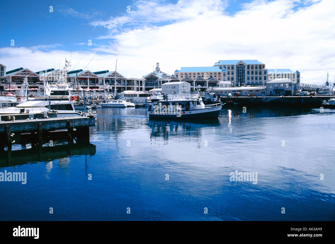 Ferries boats port promenade hi-res stock photography and images - Alamy