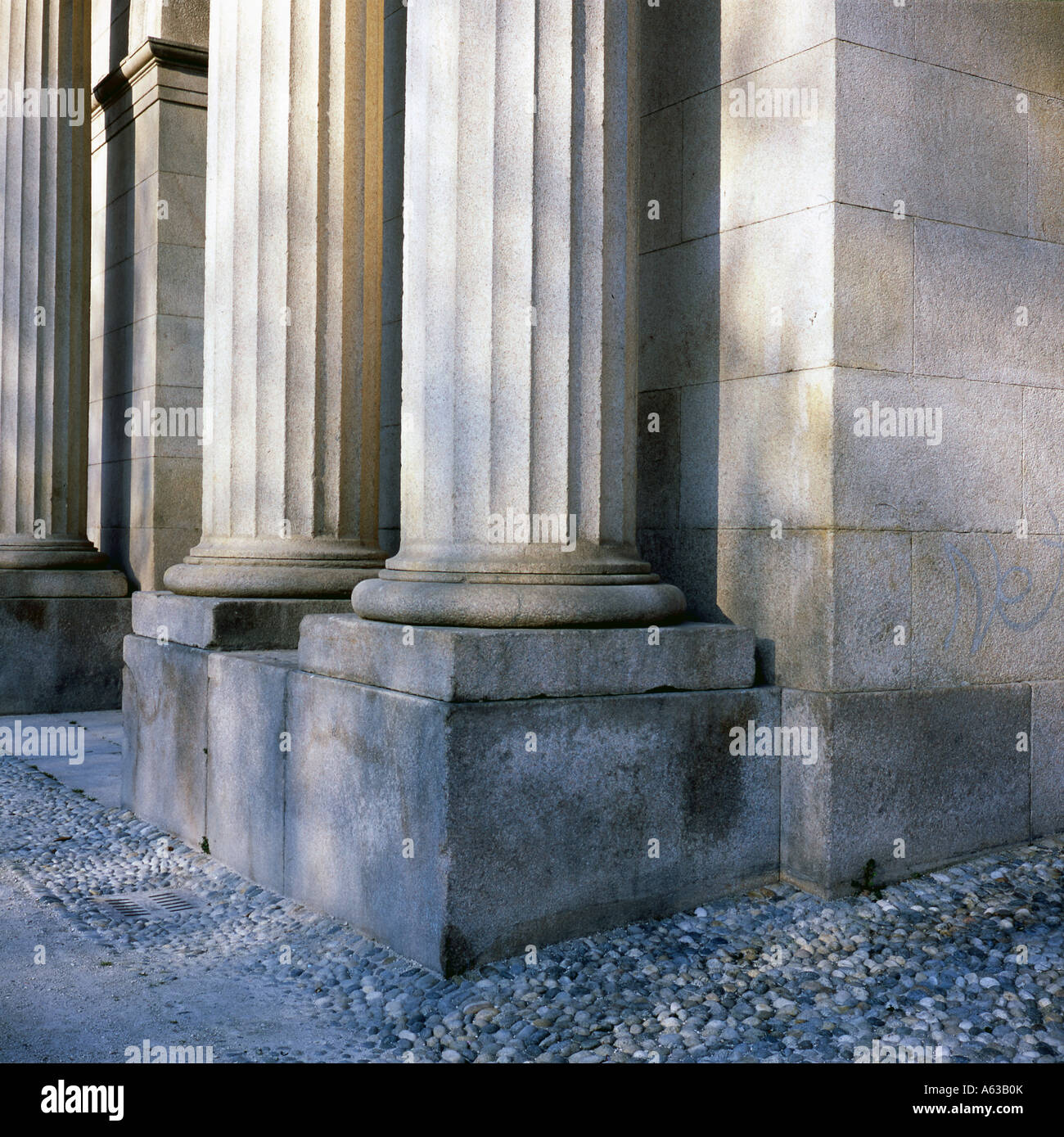 series of columns of a classic building Stock Photo - Alamy