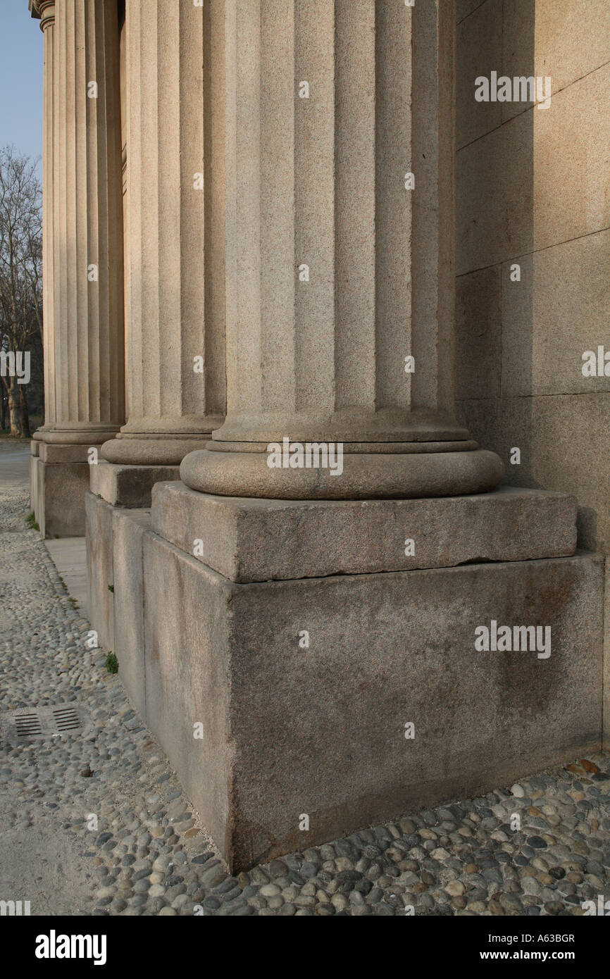 series of columns of a building Stock Photo - Alamy