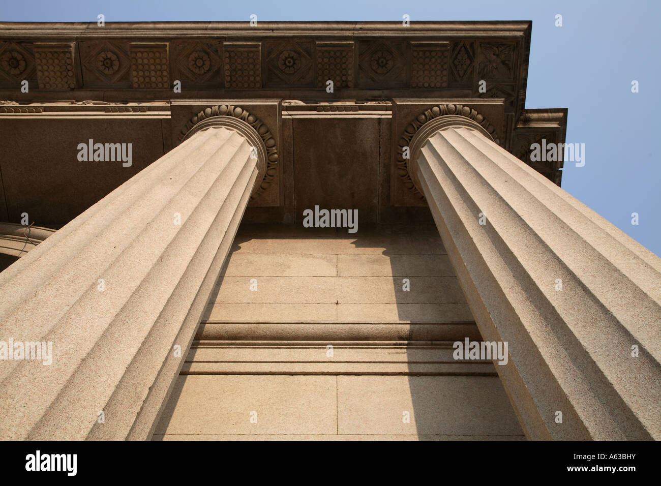 Series columns building hi-res stock photography and images - Alamy