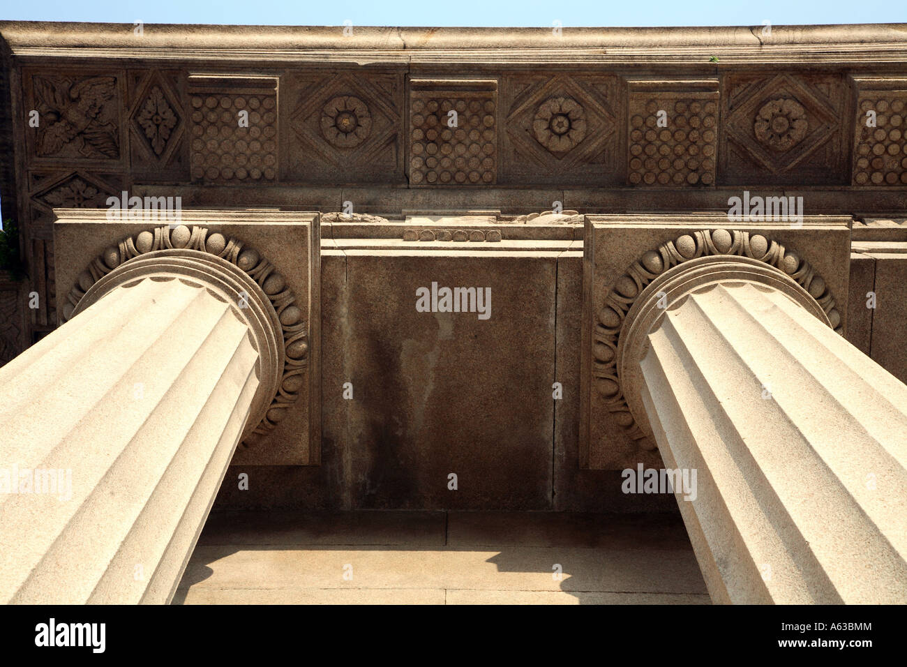 series of columns of a building Stock Photo - Alamy
