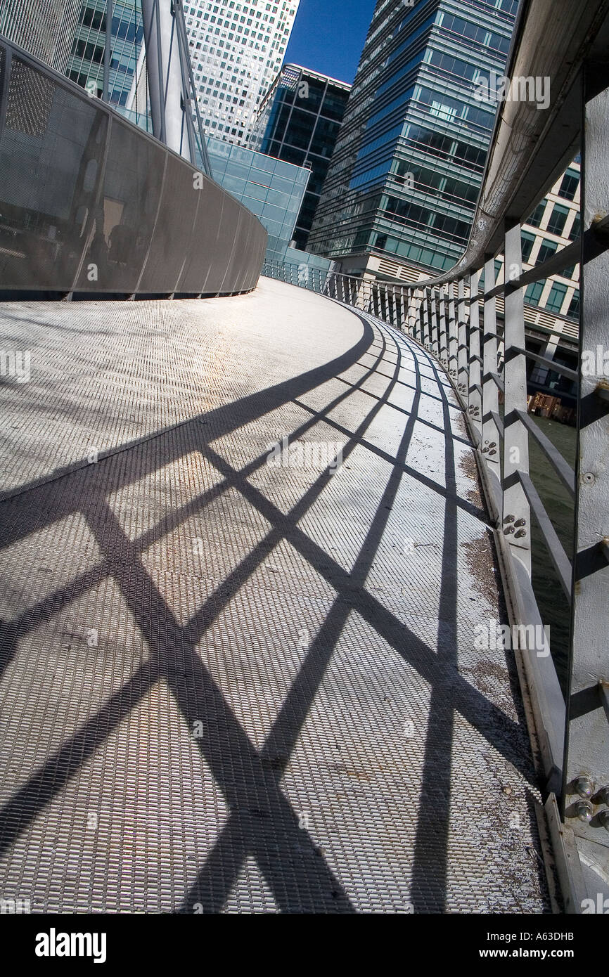 Contemporary view of pedestrian Canary Wharf bridge Stock Photo - Alamy