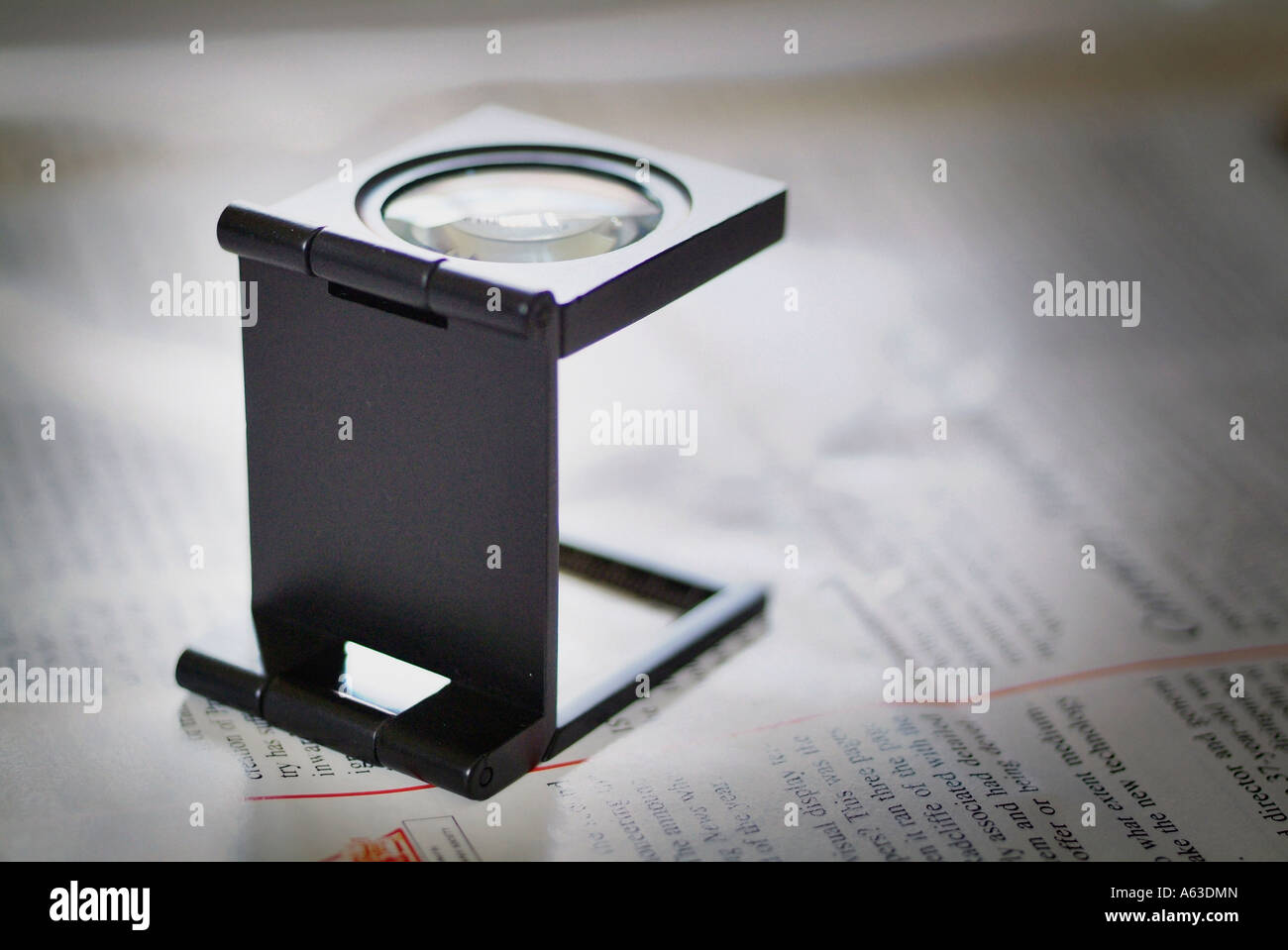 Linen tester magnifying glass hi-res stock photography and images - Alamy