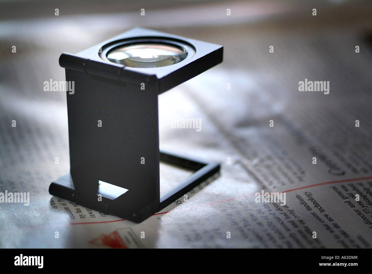 Linen tester magnifying glass hi-res stock photography and images - Alamy