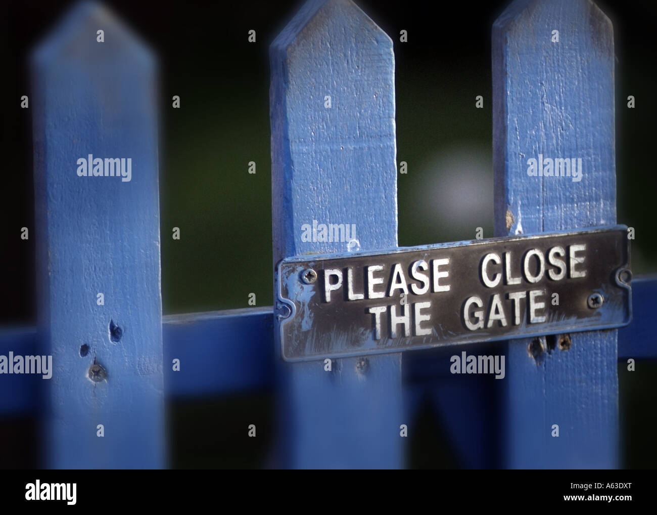please close the gate sign Stock Photo - Alamy