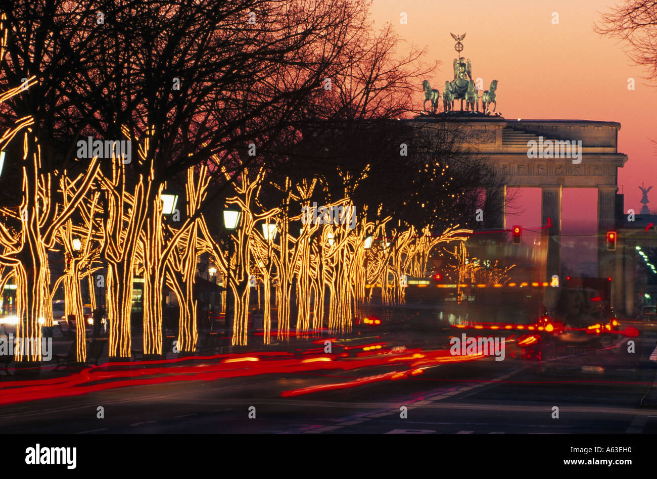 Christmas trees lit up at night, Brandenburg Gate, Pariser Platz ...