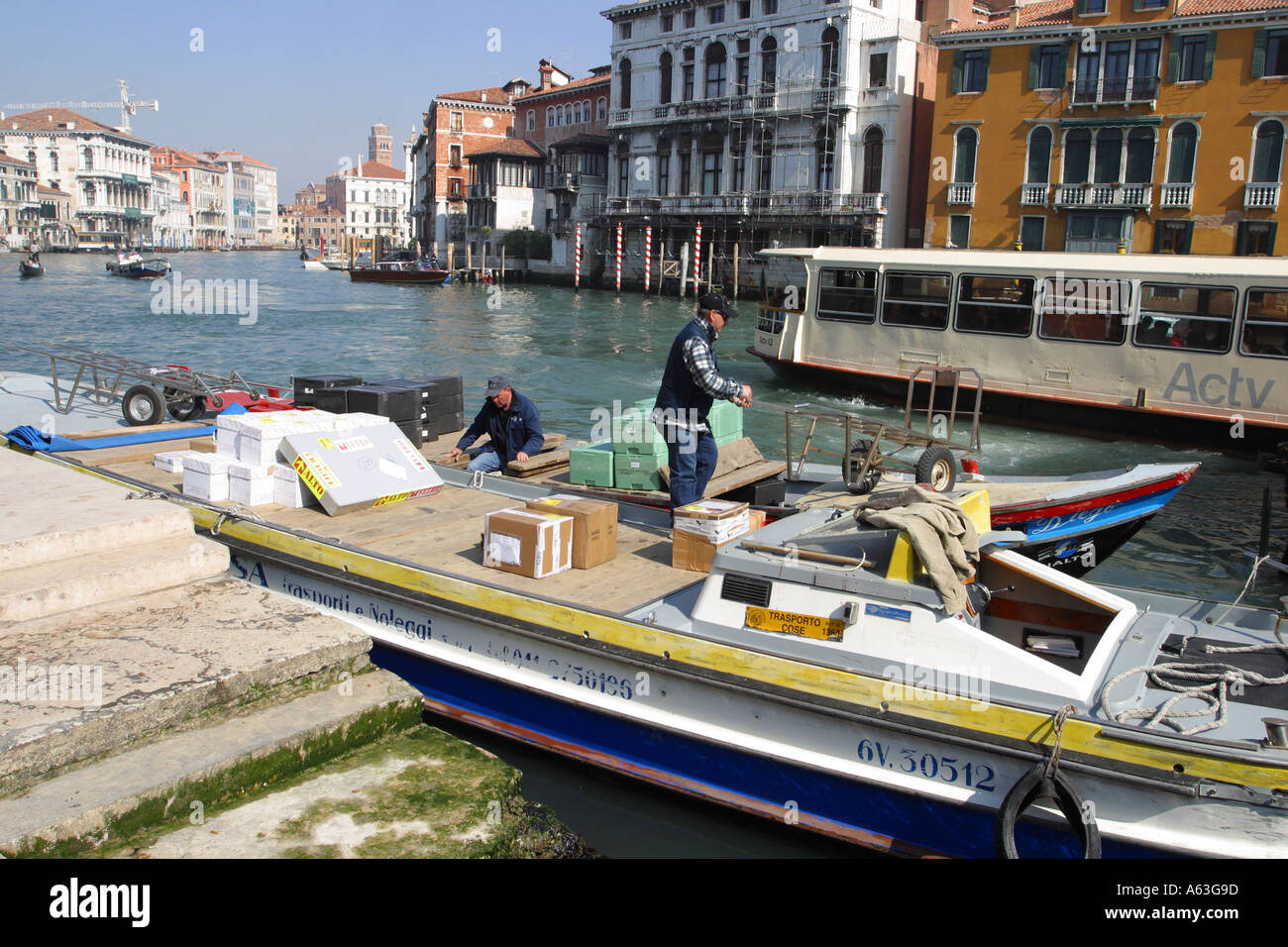 Working canal barge hi-res stock photography and images - Alamy