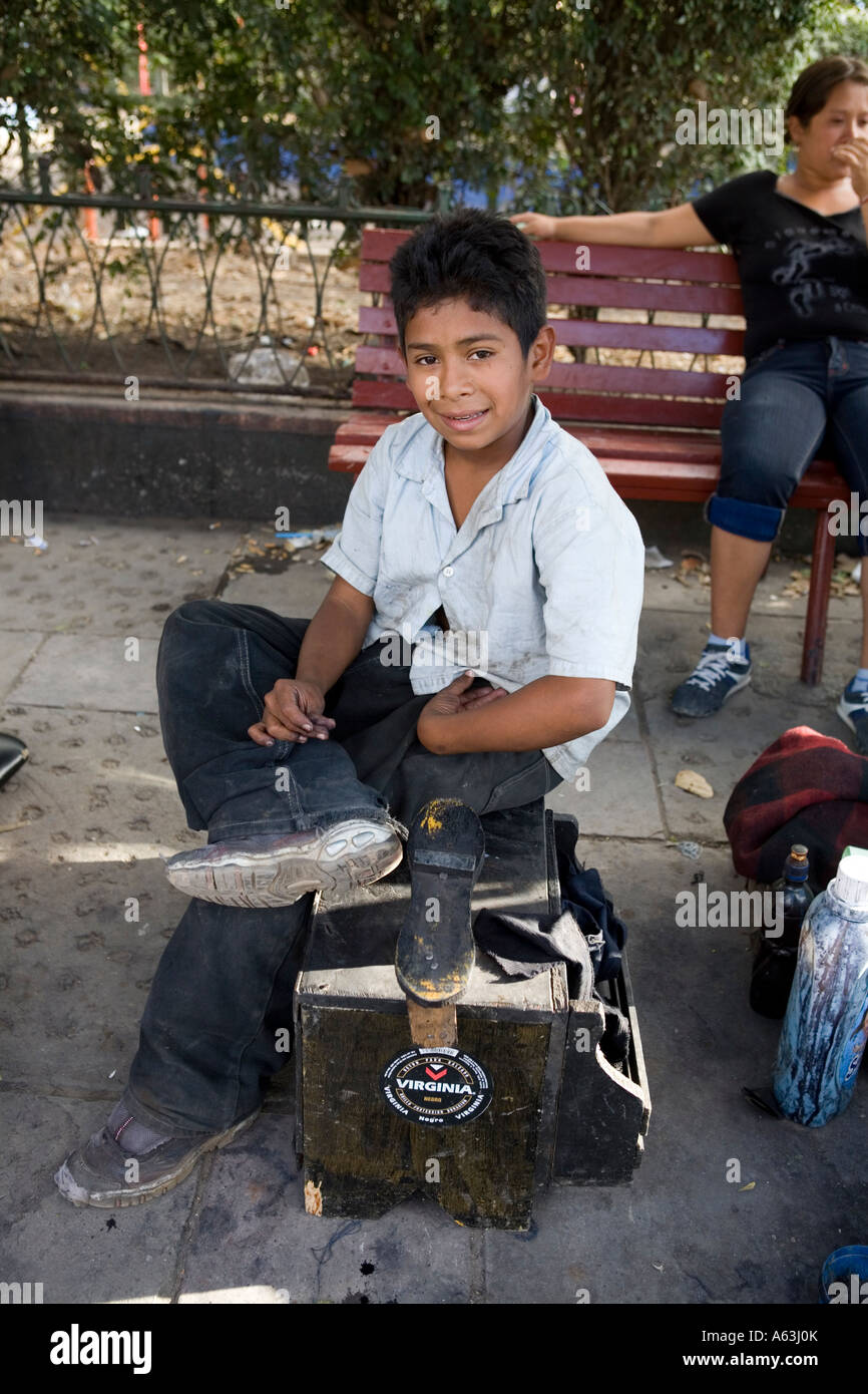 Shoe shine boy hi-res stock photography and images - Alamy