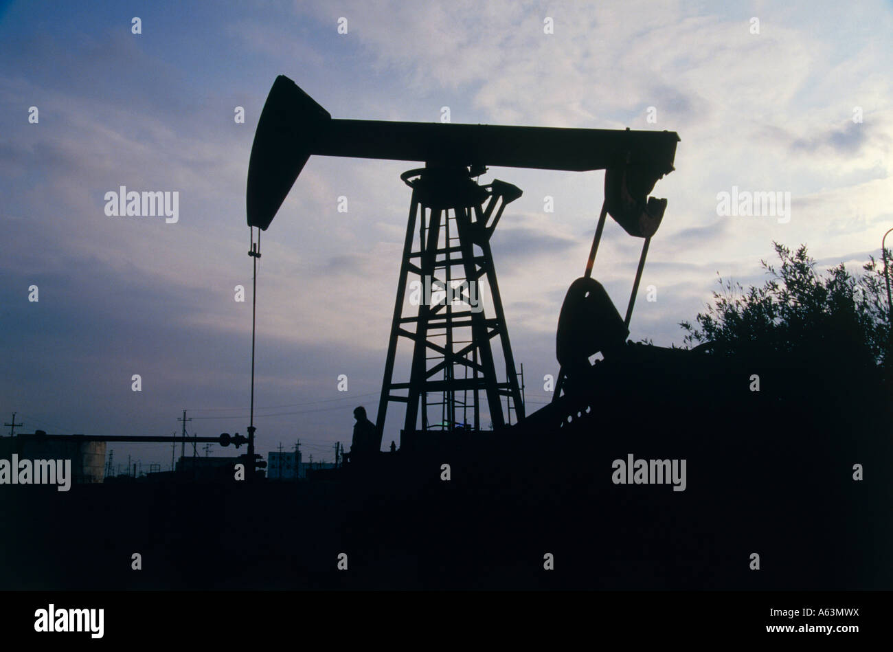 Machinery on oil well hi-res stock photography and images - Alamy