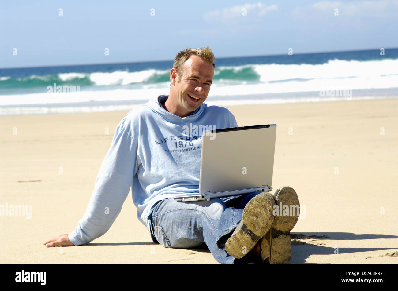 Laptop on beach hi-res stock photography and images - Alamy