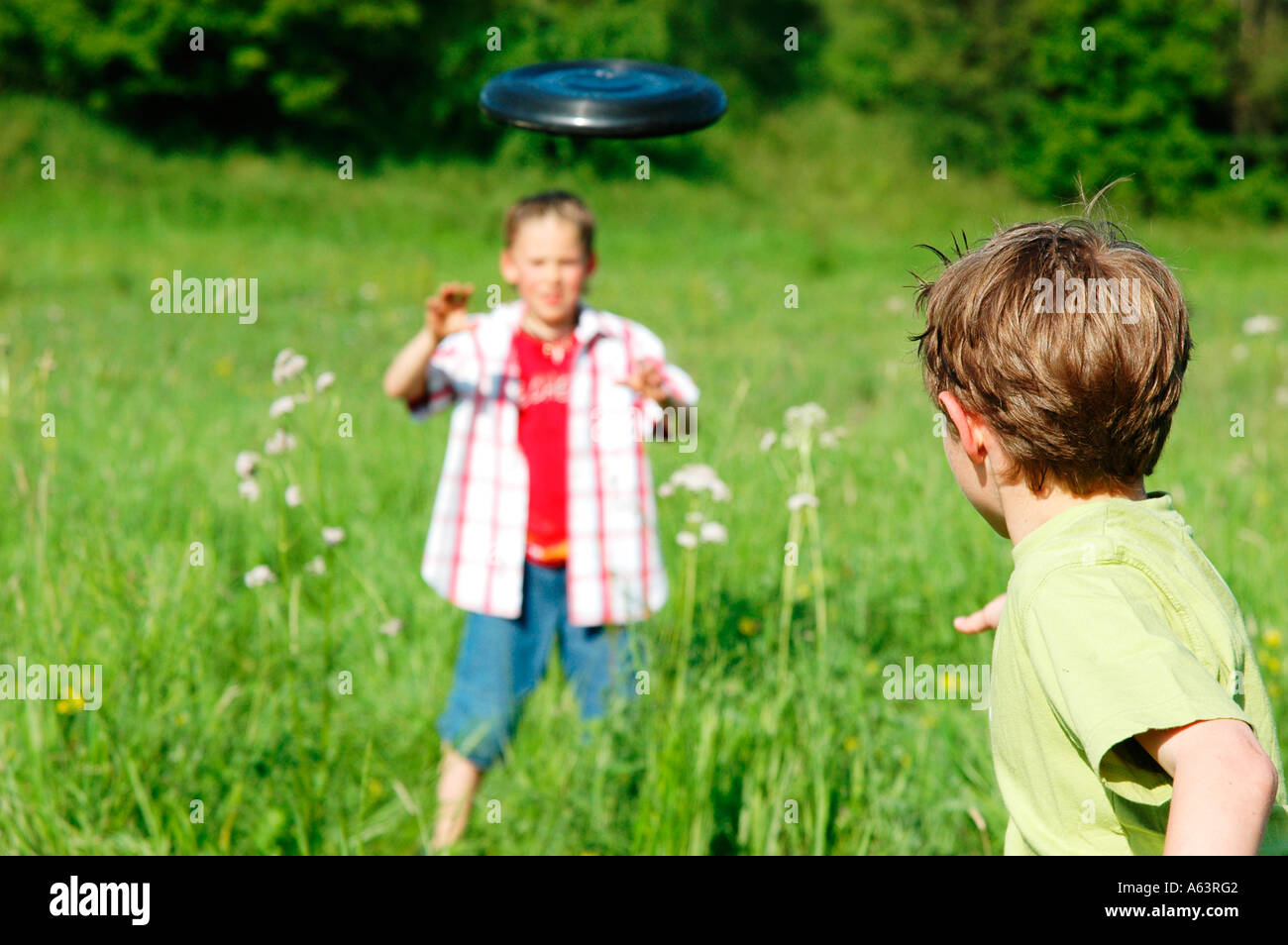 Children playing frisbee hi-res stock photography and images - Alamy