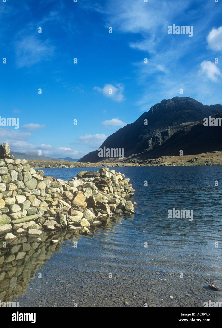 Tryfan from Llyn Idwal Stock Photo - Alamy