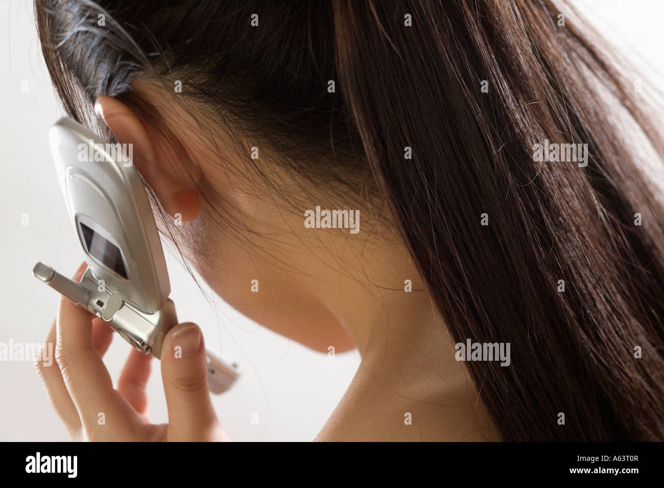 Back of woman’s head on cell phone Stock Photo - Alamy