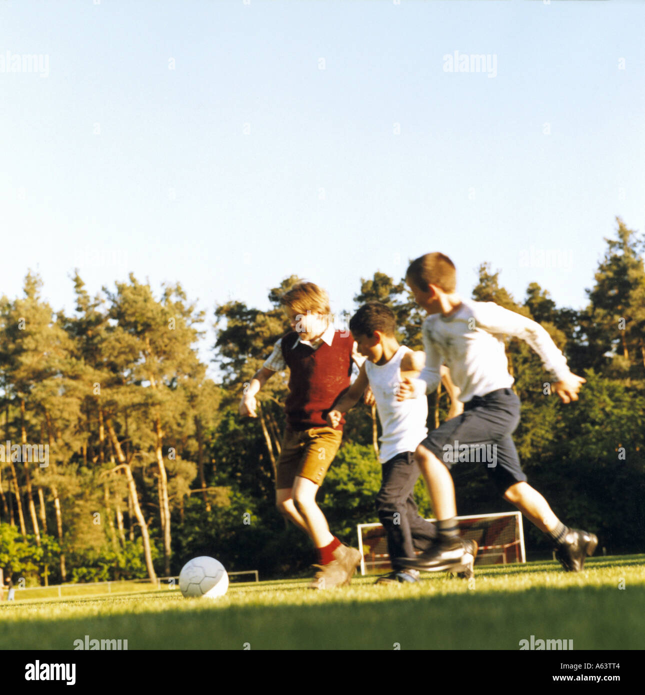 Kids playing outside fields hi-res stock photography and images - Alamy