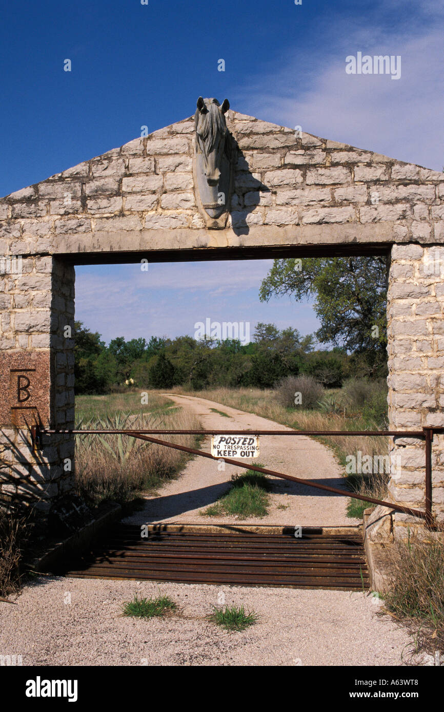 Stone Entry Gate To Ranch With Horses Head sculpture at top no ...