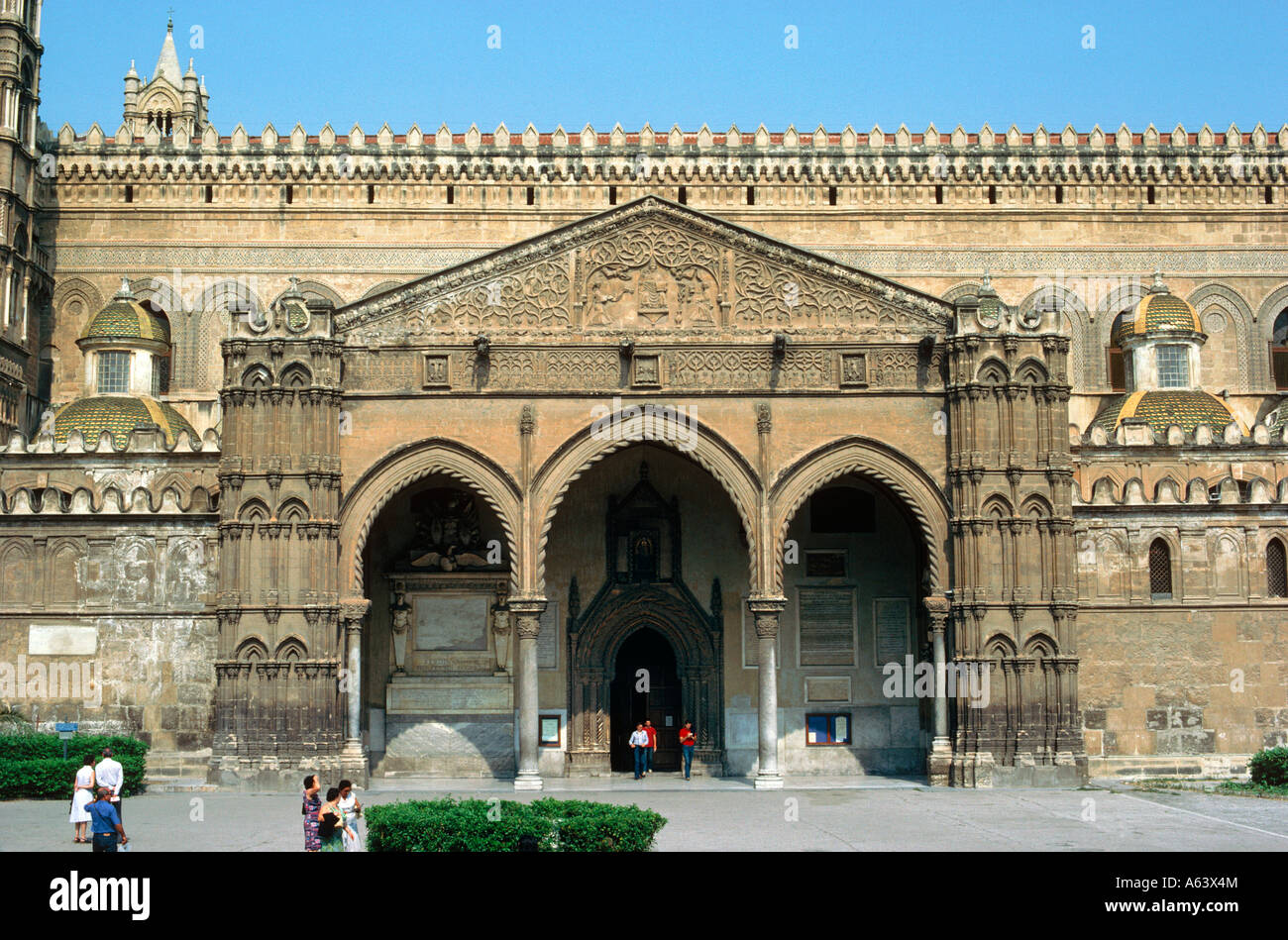 Cathedral styling hi-res stock photography and images - Alamy