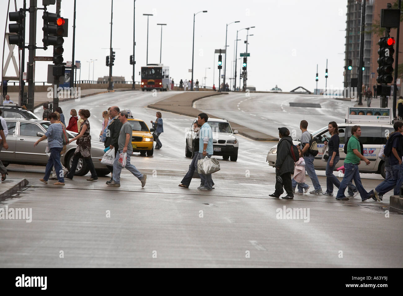 Chicago pedestrians hi-res stock photography and images - Alamy