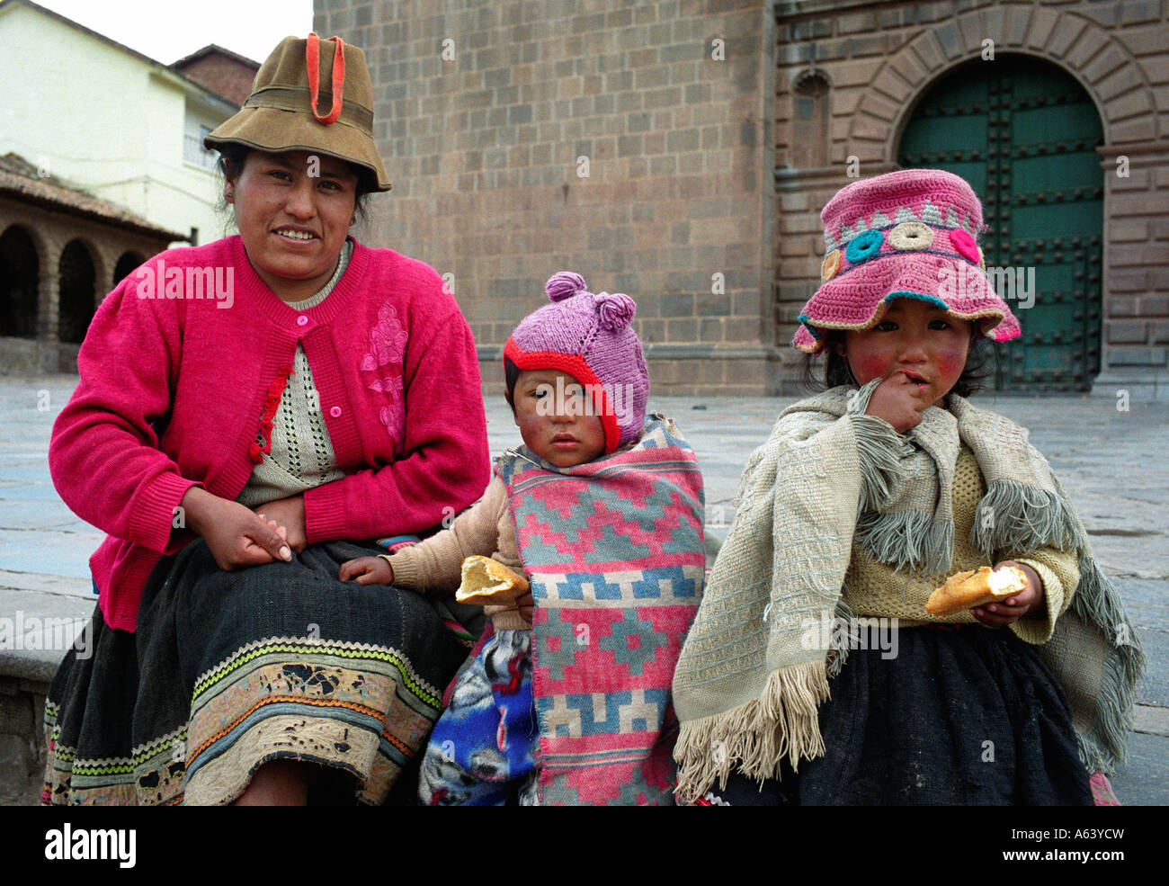 Peru family poor hi-res stock photography and images - Alamy