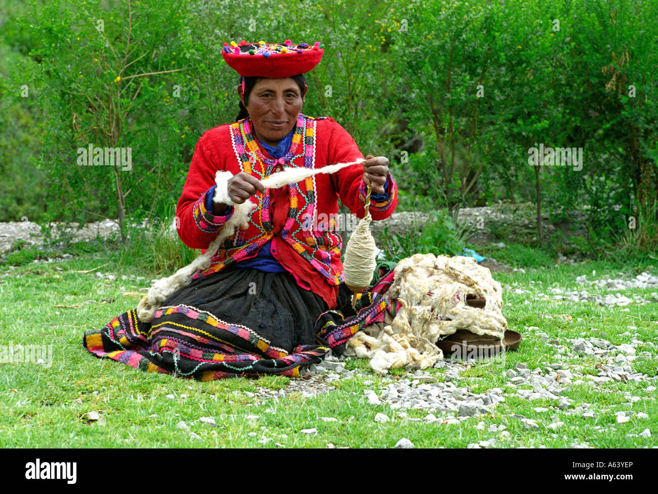 Spinning Fleece, Peru, South America Stock Photo - Alamy