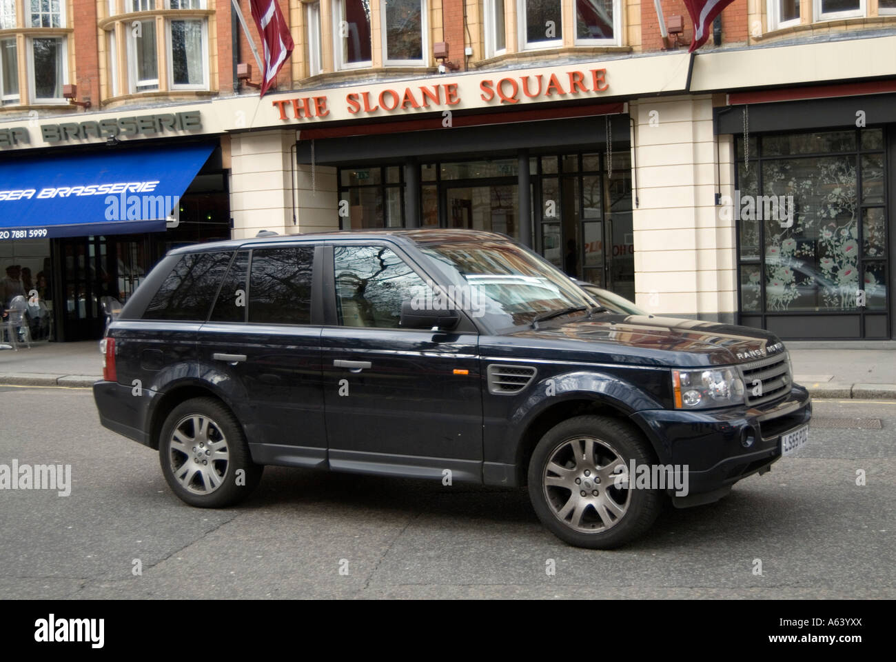 Uk range rover suv street hi-res stock photography and images - Alamy