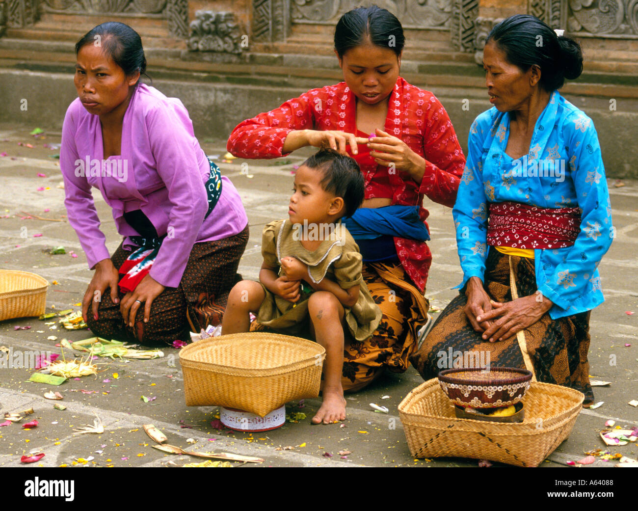 Women at prayer Bali Stock Photo - Alamy