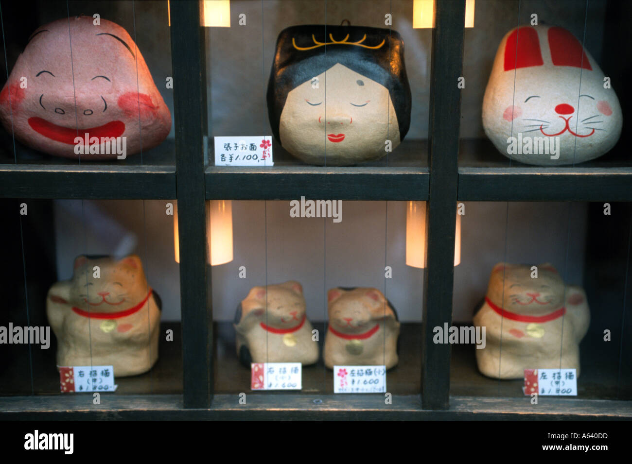 Traditional lucky white cats Tokyo Stock Photo - Alamy