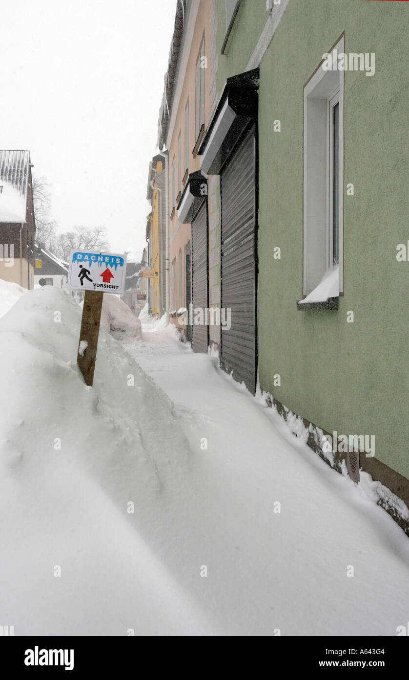 Danger falling ice sign hi-res stock photography and images - Alamy