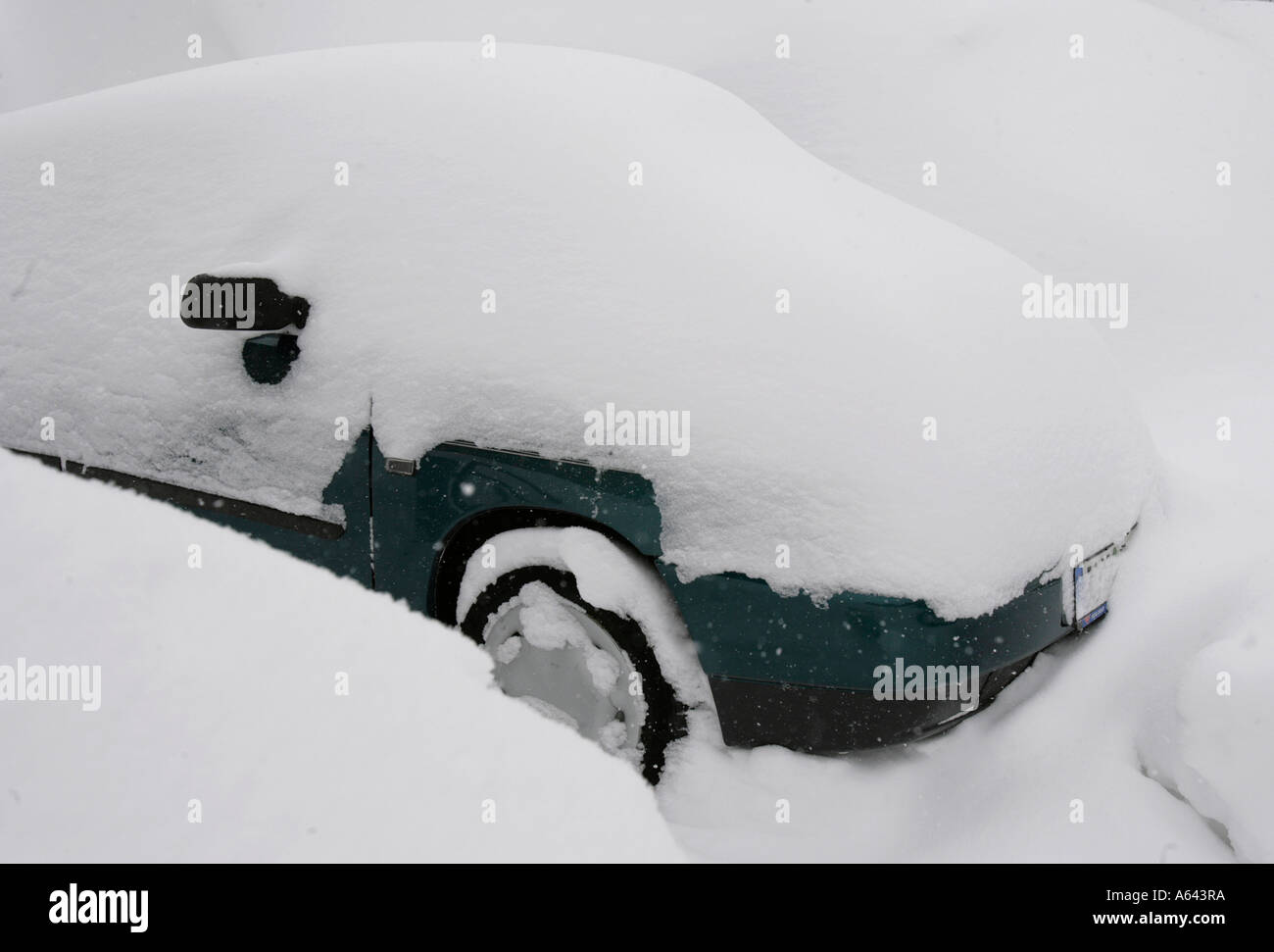 Snow covered car Stock Photo - Alamy