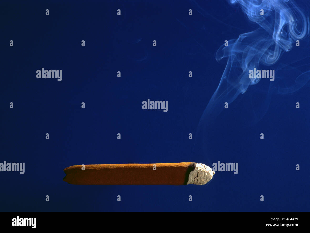 cigar cigar ash burning cigar stub Stock Photo - Alamy