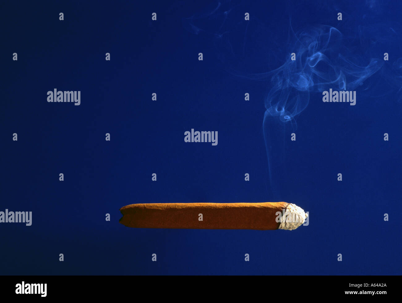 cigar cigar ash burning cigar stub Stock Photo - Alamy