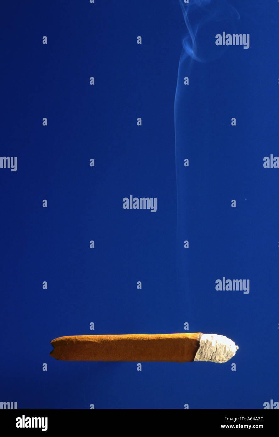 cigar cigar ash burning cigar stub Stock Photo - Alamy