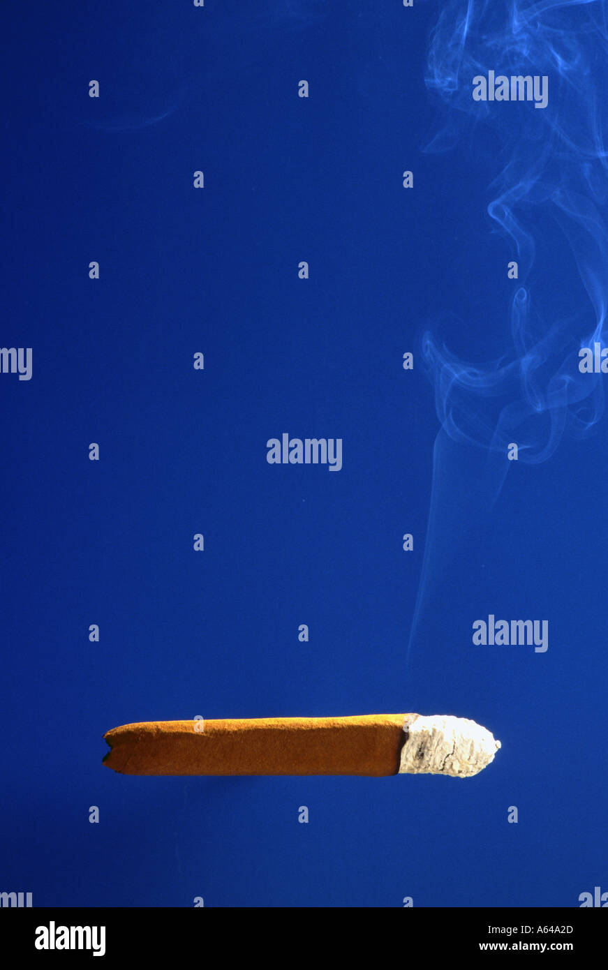 cigar cigar ash burning cigar stub Stock Photo - Alamy