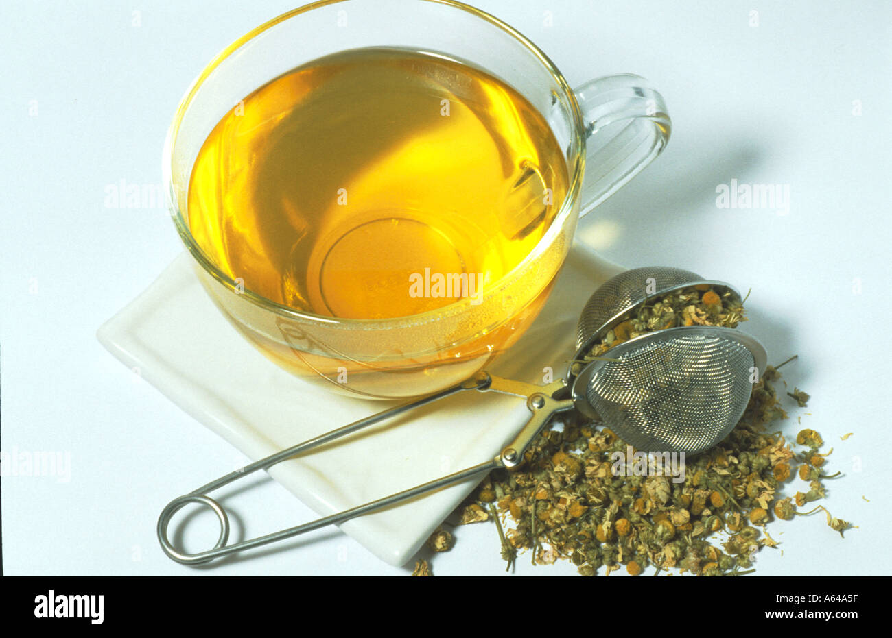 Kamillentee chamomilla recutita camomiletea Stock Photo - Alamy