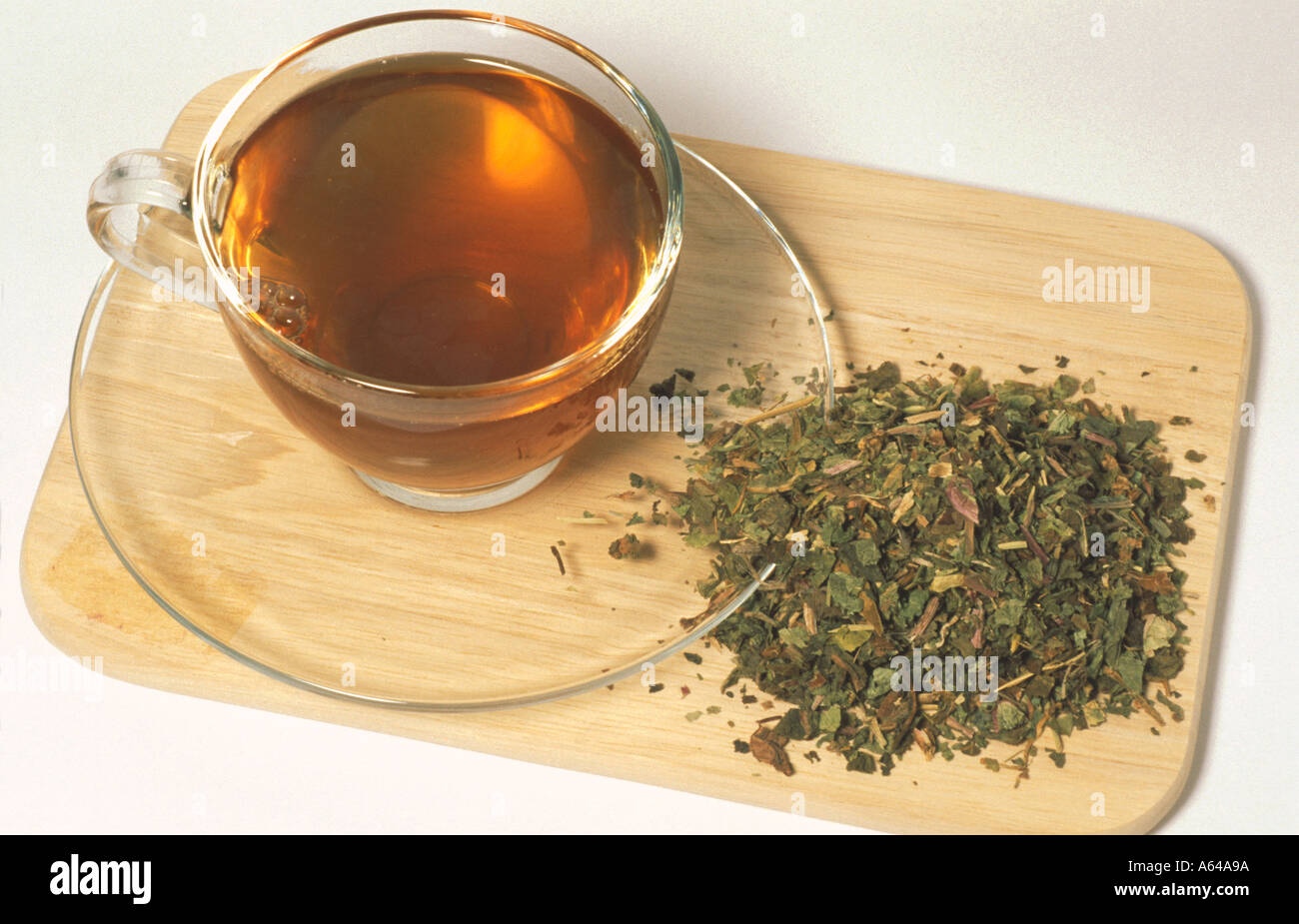 Löwenzahntee Taraxum officinalis Dandeliontea Stock Photo - Alamy
