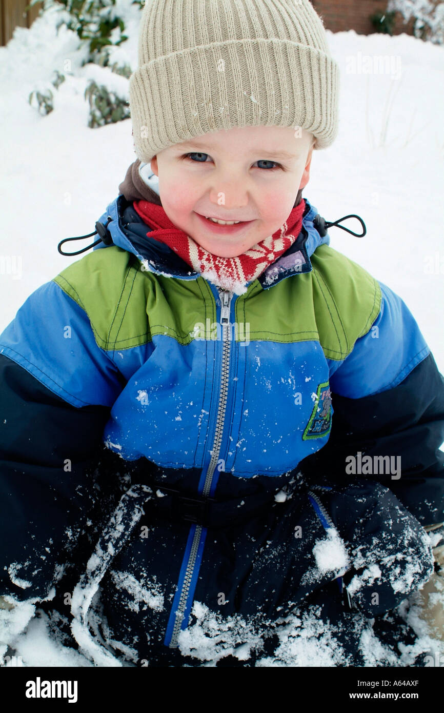 Little boy playing in the snow Stock Photo - Alamy