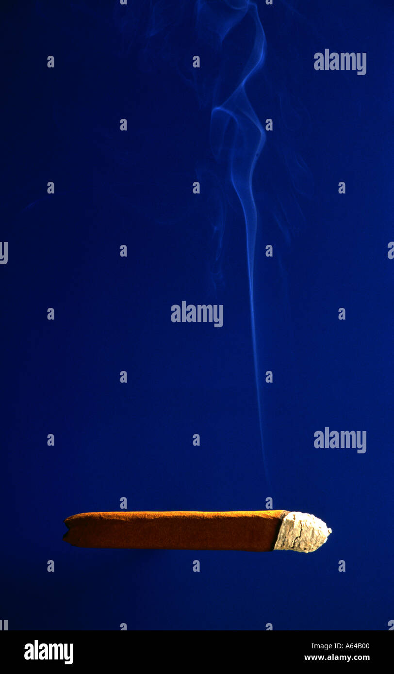 cigar cigar ash burning cigar stub Stock Photo - Alamy