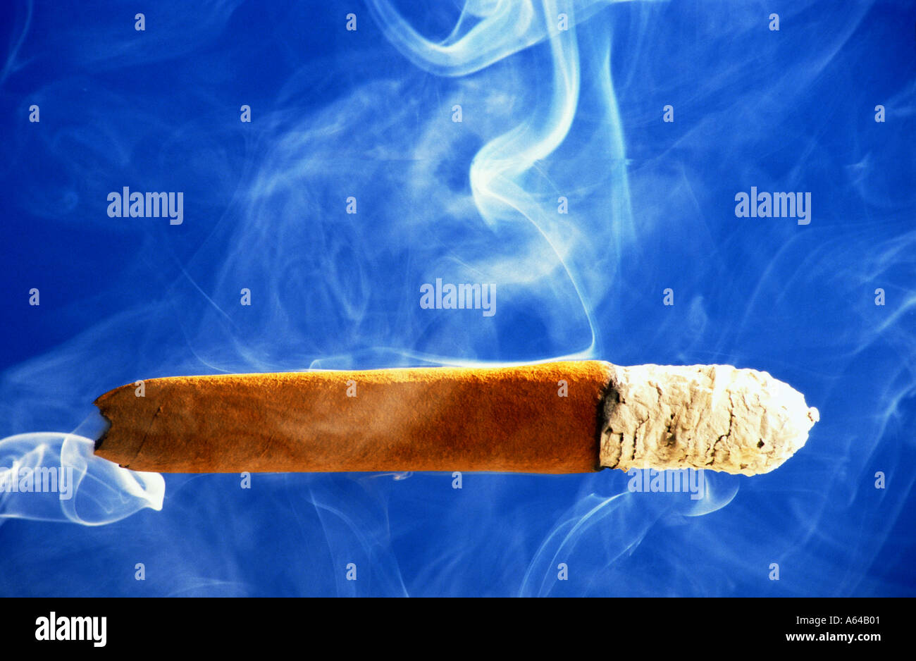 cigar cigar ash burning cigar stub Stock Photo - Alamy