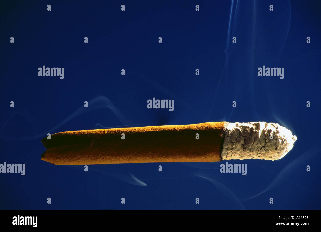 cigar cigar ash burning cigar stub Stock Photo - Alamy