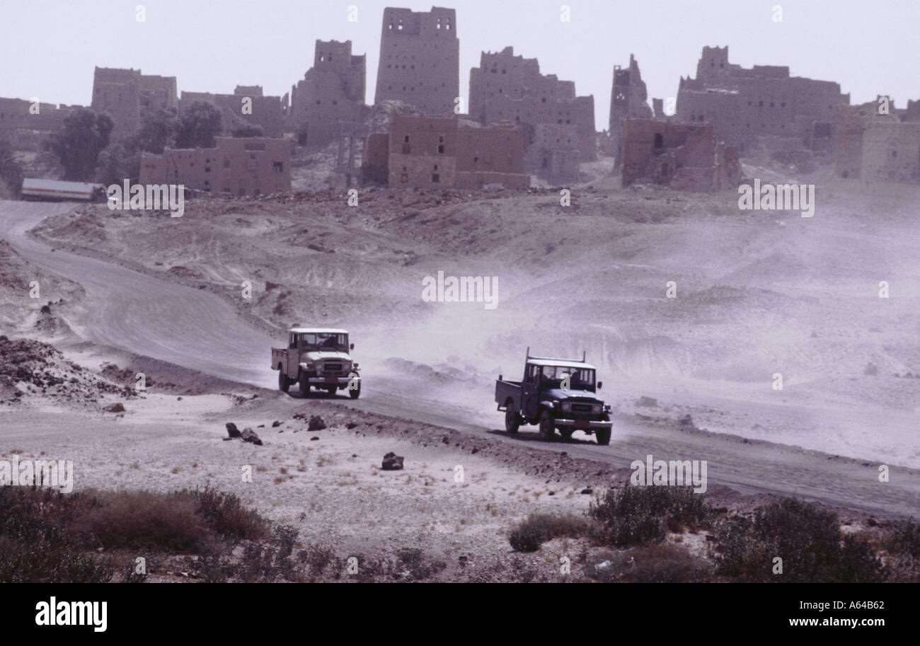 Yemen Jemen desert road to Marib dust jeep jeeps driving skyline ruins ...