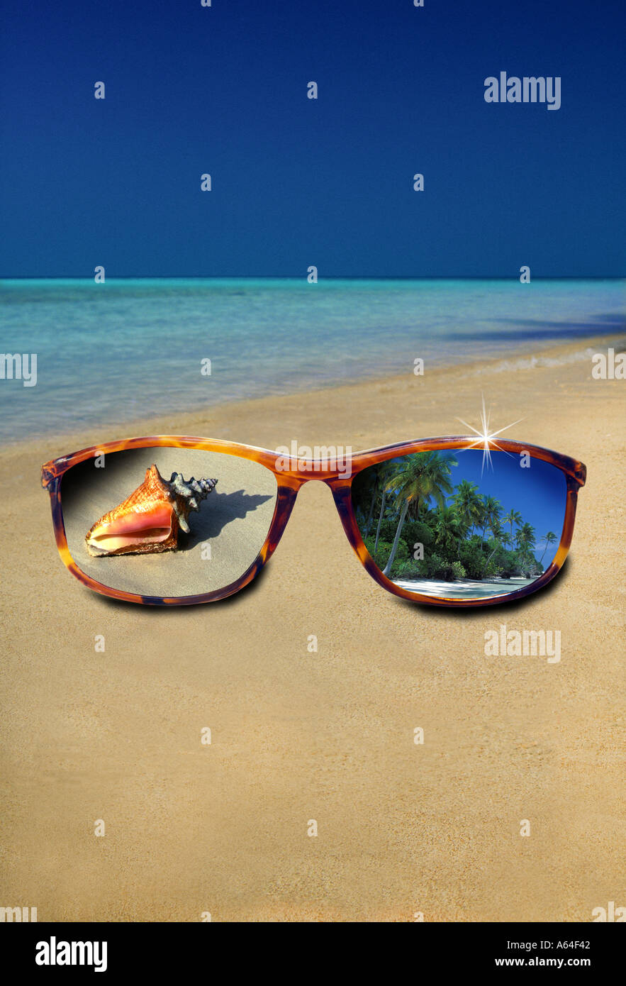 sunglasses with reflections of tropical beach Stock Photo - Alamy