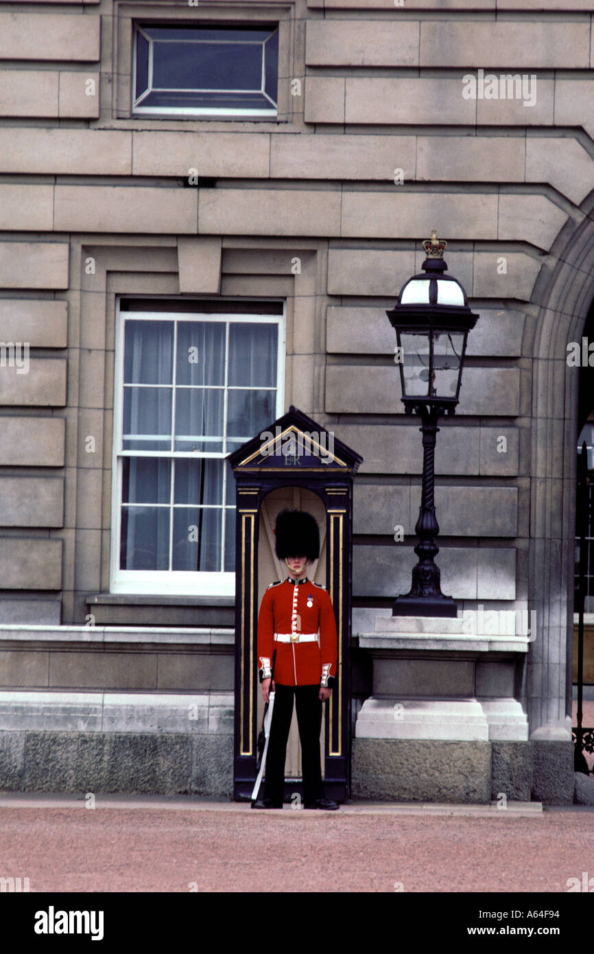 Guard at Buckingham Palace London United Kingdom Stock Photo - Alamy