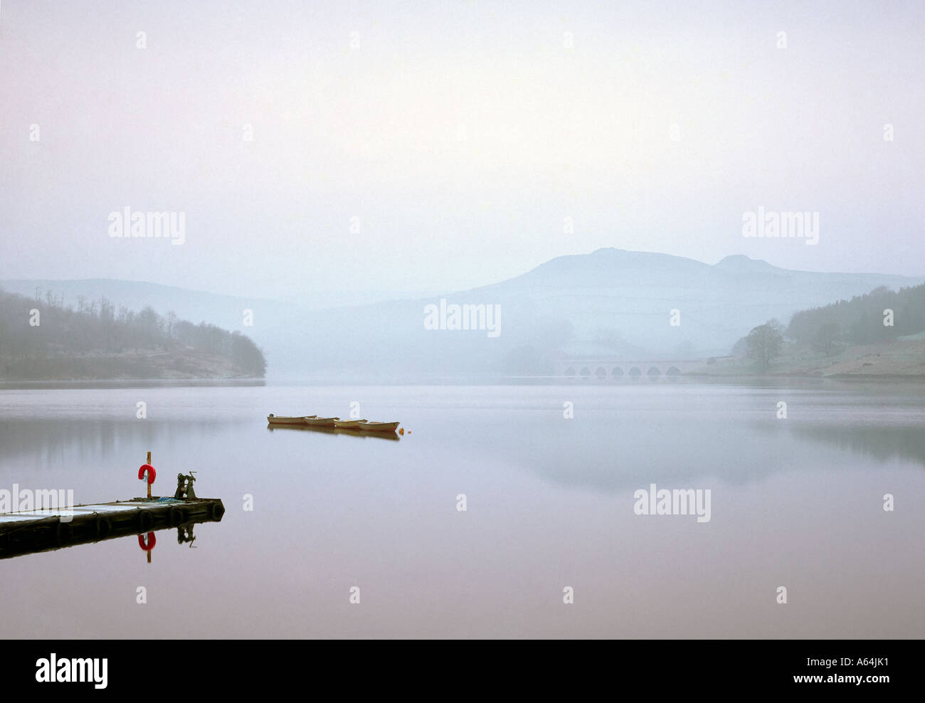 Dawn mist on Ladybower reservoir in the Peak District, Derbyshire Stock ...