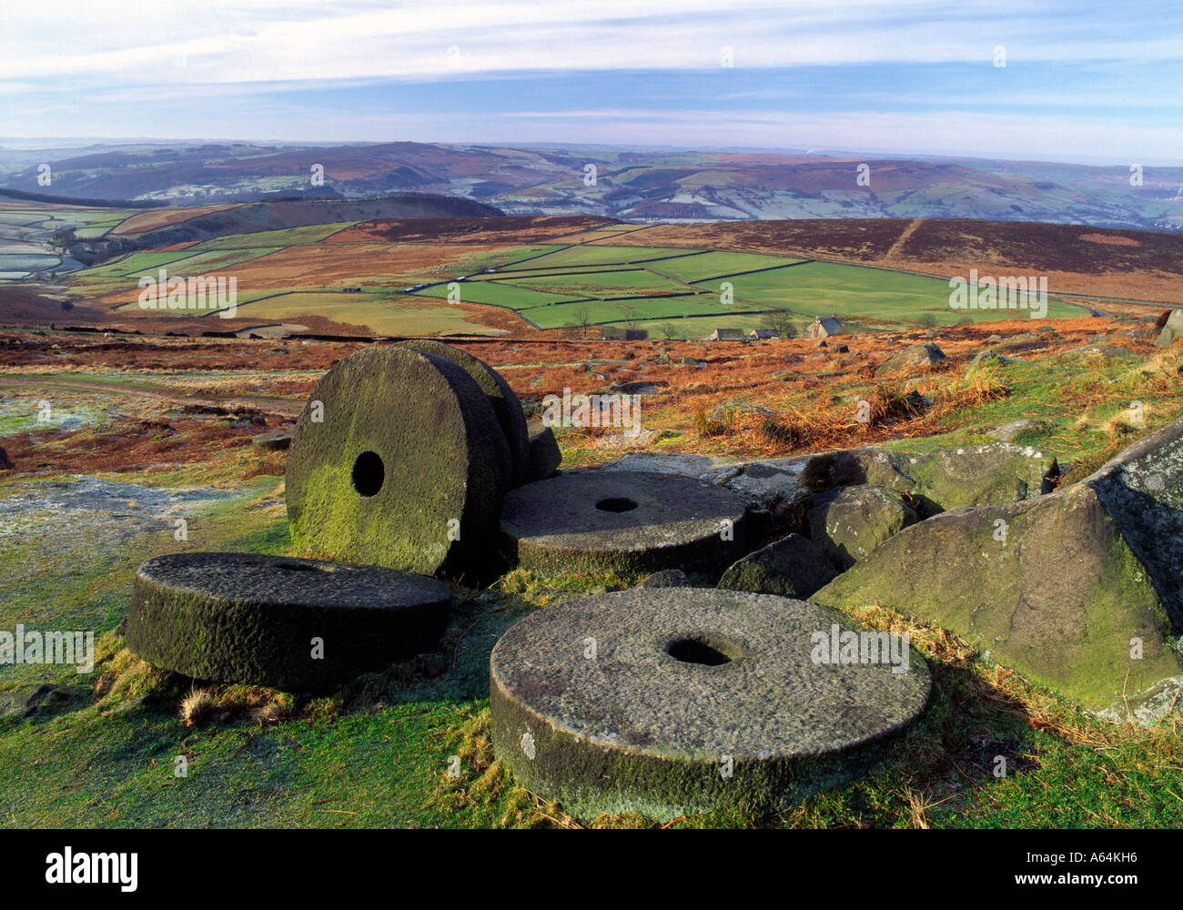 Stanage edge winter millstones hi-res stock photography and images - Alamy