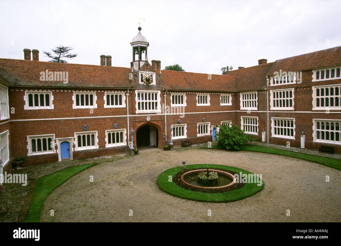 Enclosed courtyard uk hi-res stock photography and images - Alamy