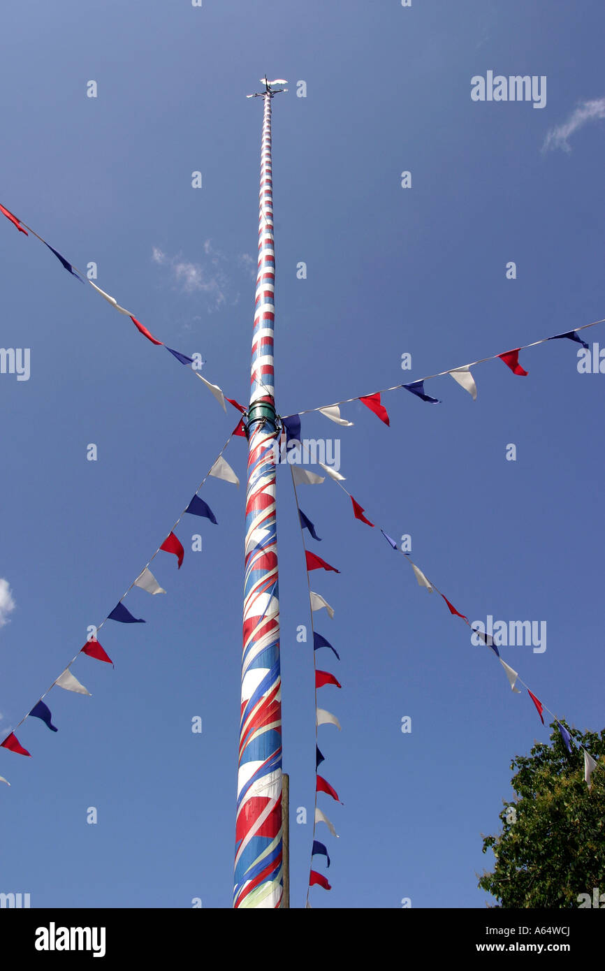 UK Worcestershire Offenham village maypole Stock Photo - Alamy