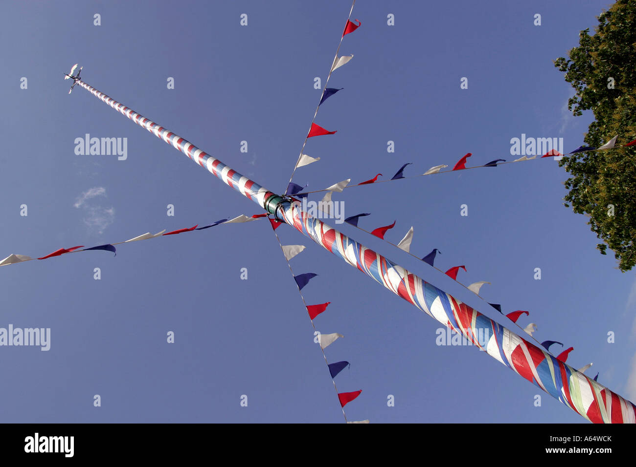 Worcestershire Offenham village maypole Stock Photo - Alamy