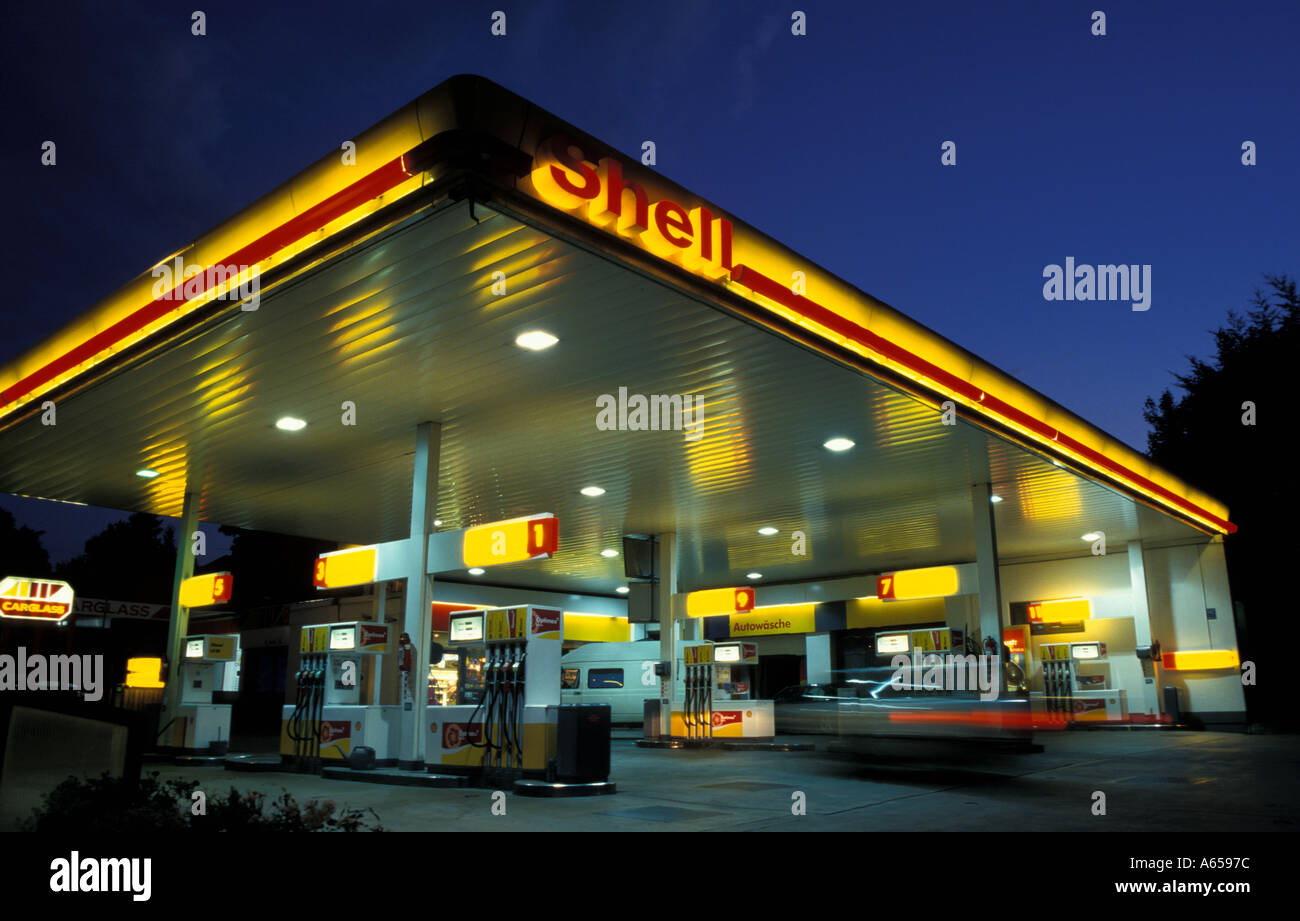 gas station shell with cars clients Stock Photo - Alamy