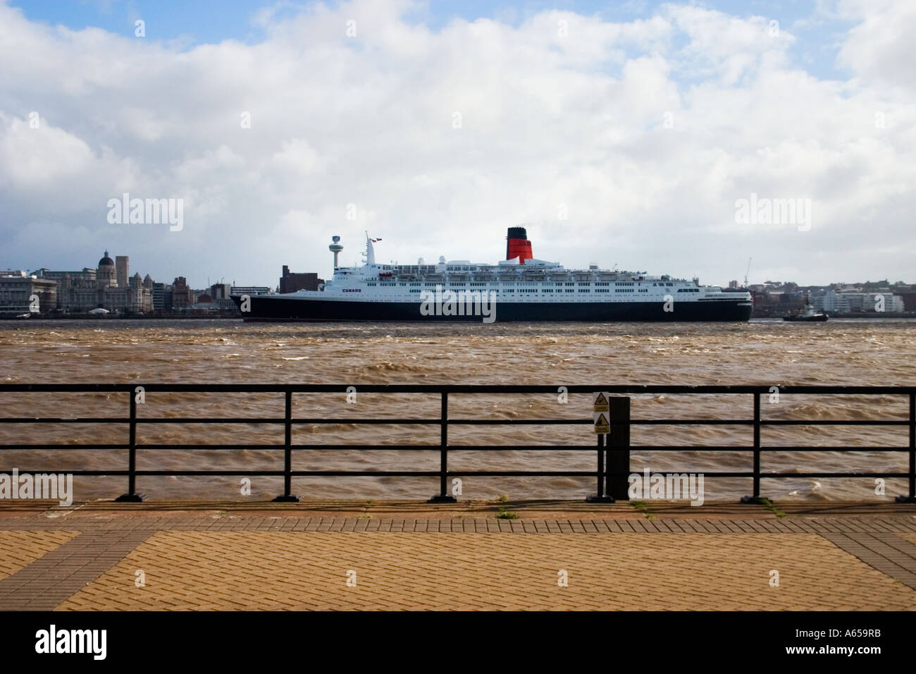 The QEII visits Liverpool Stock Photo - Alamy